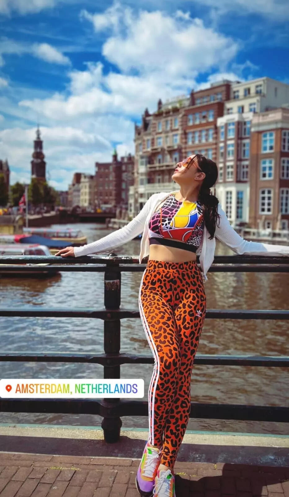 Sara Ali Khan flaunts toned abs as she poses for a sun-kissed picture ...