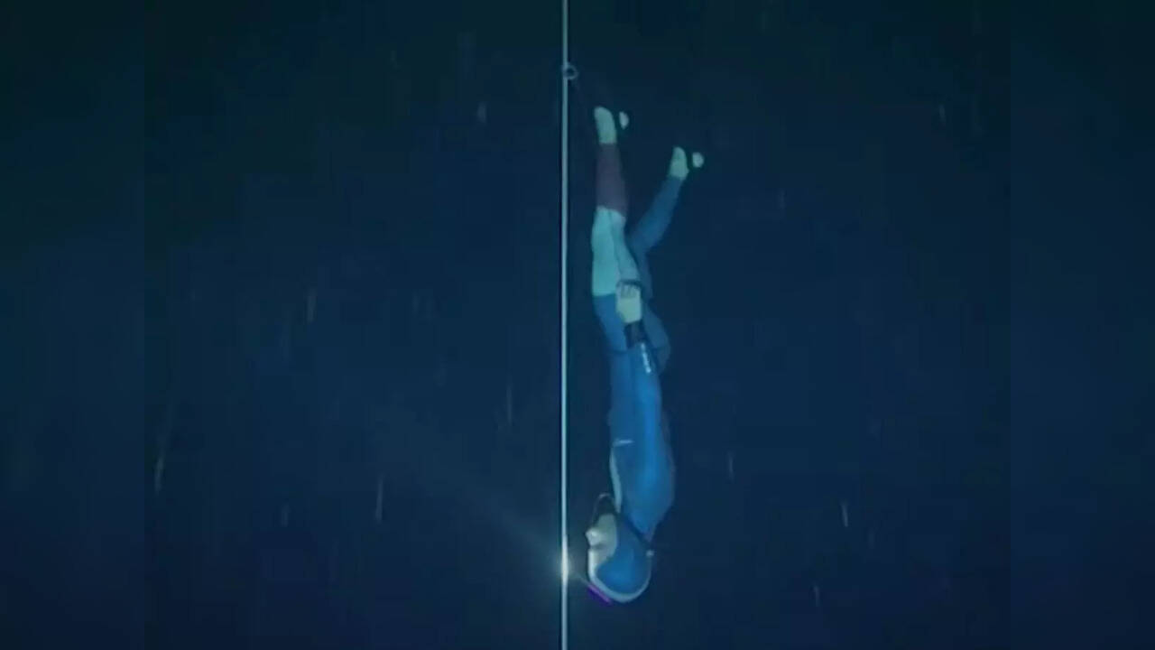 French freediver descends to an astonishing depth of 393.7 feet, breaks ...