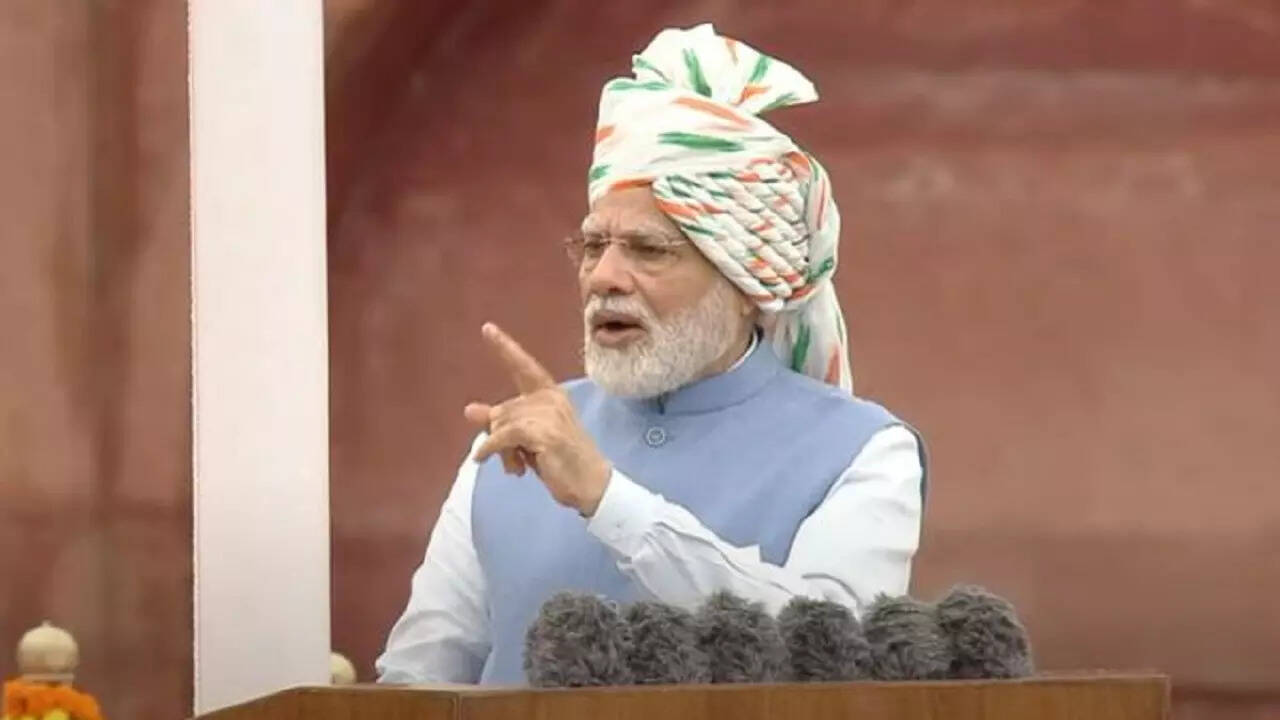 PM Modi wears white safa with tricolour stripes, long trail for Red ...