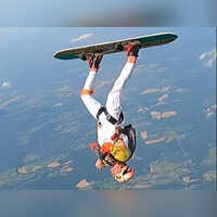 Skysurfer performs an incredible 175 helicopter spins in a single jump ...