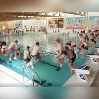 298 people dive into swimming pool at the same time to break Guinness ...