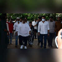 Bharti Singh breaks down after attending late comedian Raju Srivastava's prayer meet - WATCH