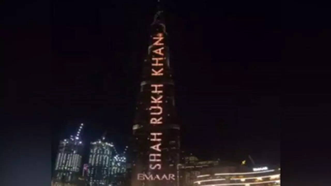 Shah Rukh Khan lights up Burj Khalifa once again leaving every fan in ... Shah Rukh Khan lights up Burj Khalifa once again leaving every fan in ...