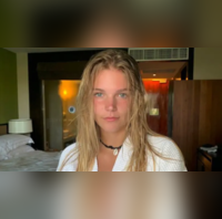 Model gives fans control of her life - they make her dump her boyfriend