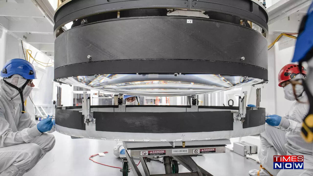 3200 megapixels, 5 foot lens, this is the world's largest digital ...