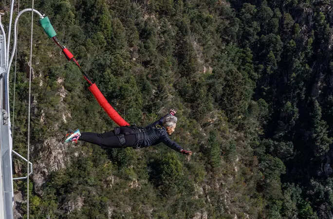 50-year-old woman bungee jumps 23 times in an hour, breaks Guinness ...