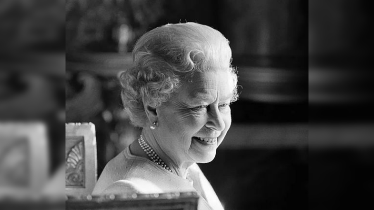 Queen Elizabeth secretly battled bone marrow cancer, new book claims ...
