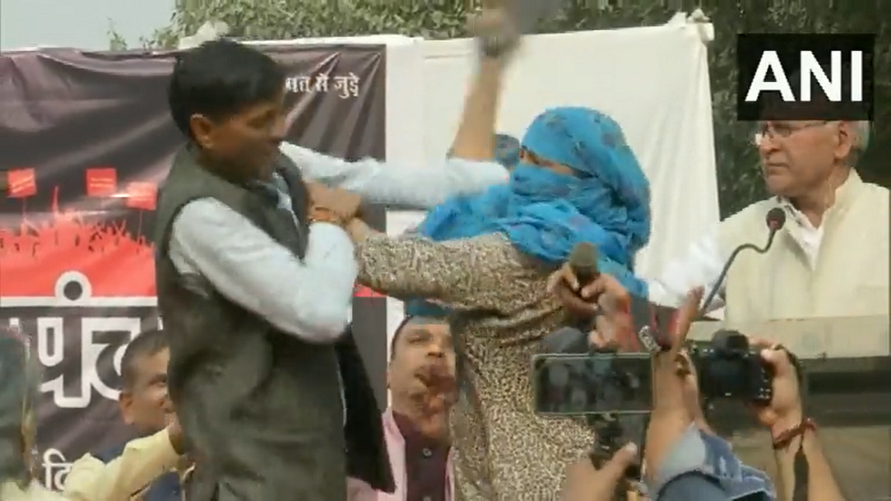 [WATCH] Woman hits man with her slipper during meeting over Shraddha ...