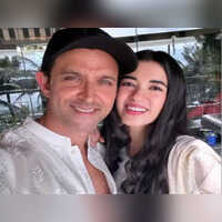 Hrithik Roshan stops fans from taking pics while protecting girlfriend Saba Azad, leaves ...