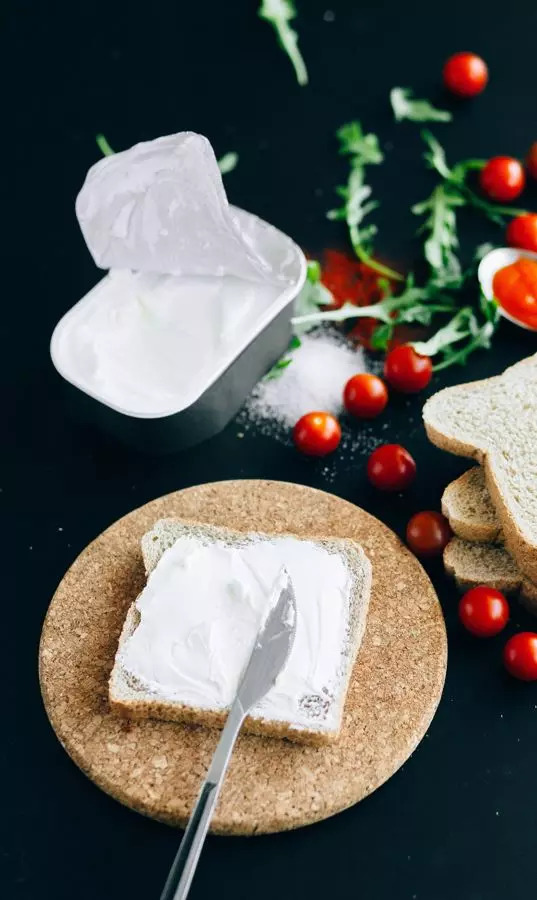 Homemade cheese spread with twice the taste and half the calories
