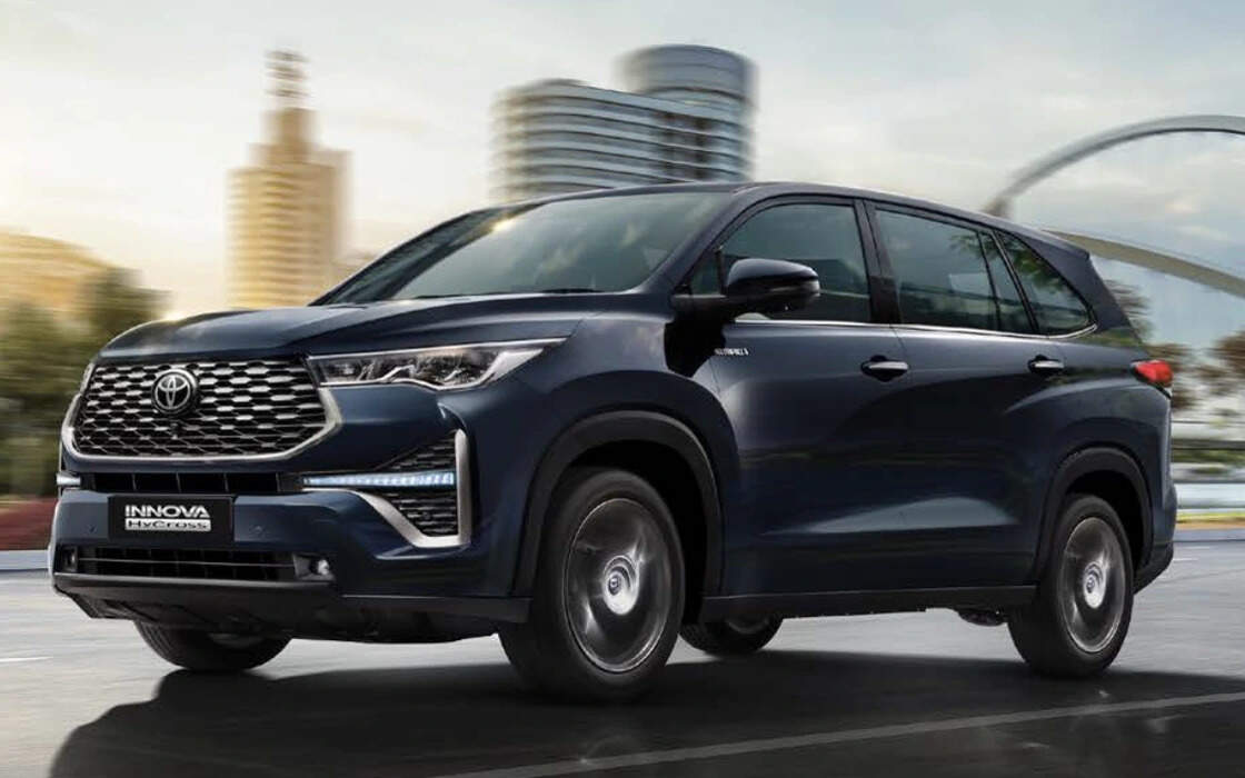 Toyota Innova Crysta vs Toyota Innova HyCross: Price comparison ...