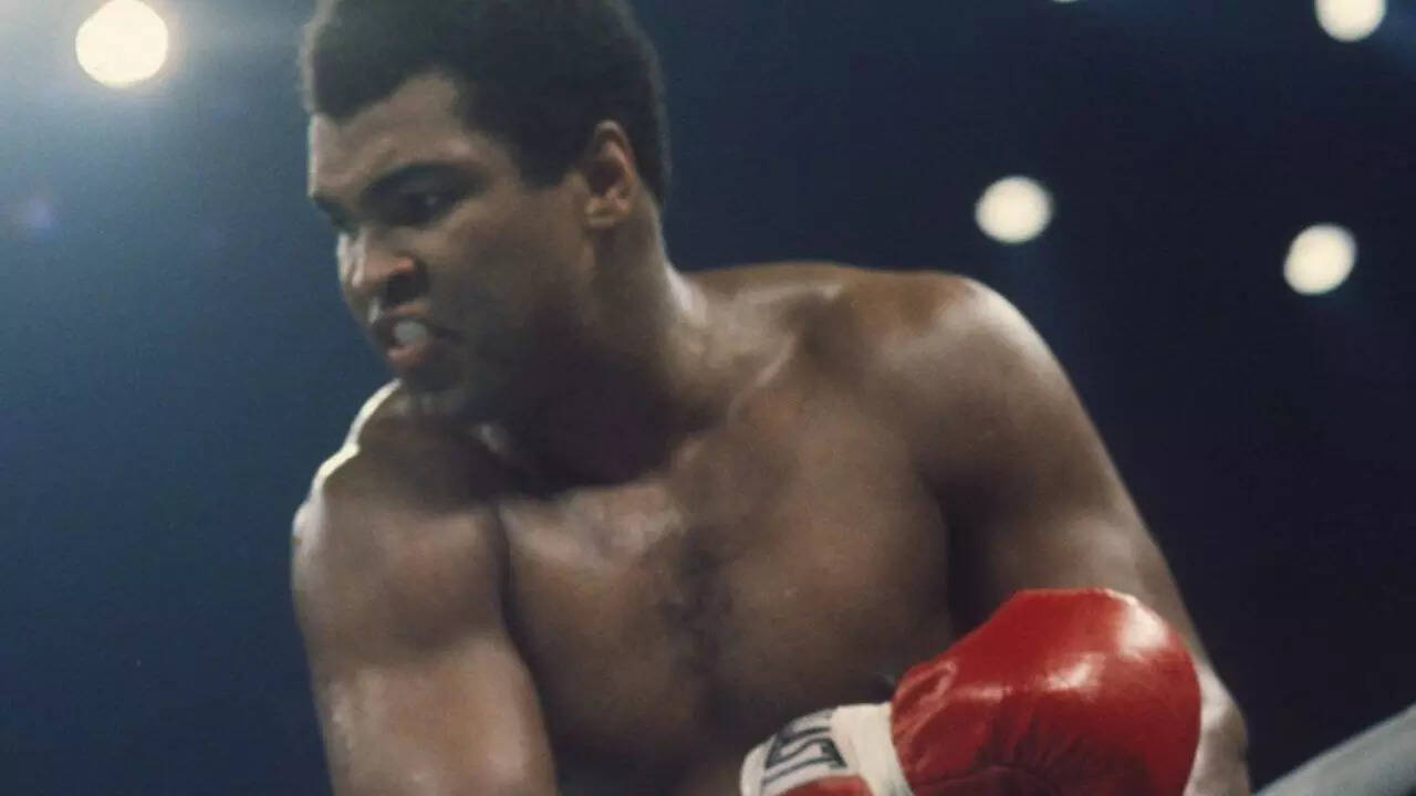 Muhammad Ali dodges 21 punches in 10 seconds in boxing's greatest video