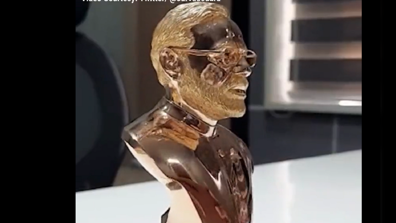 PM Narendra Modi gold bust | PM Narendra Modi gold bust by Gujarat ...