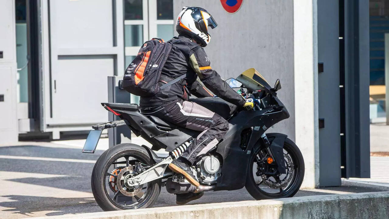 2024 KTM RC 390 spotted testing for the first time | Bike News News ...