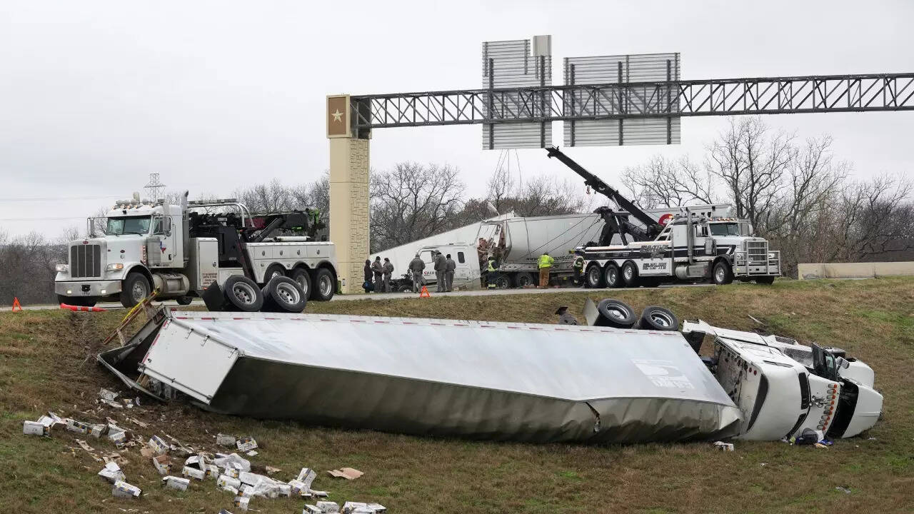 Us Winter Update 1 700 Flights Cancelled Two Deaths Hundreds Of Road