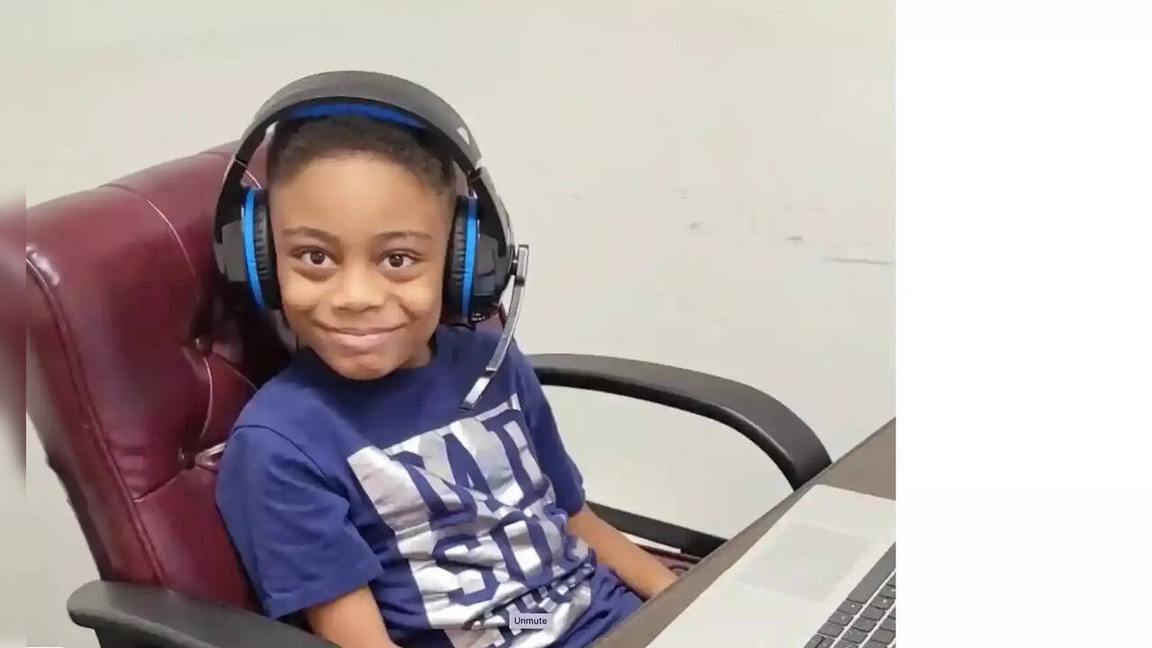 9-year-old boy graduates high-school after taking 'accelerated online ...