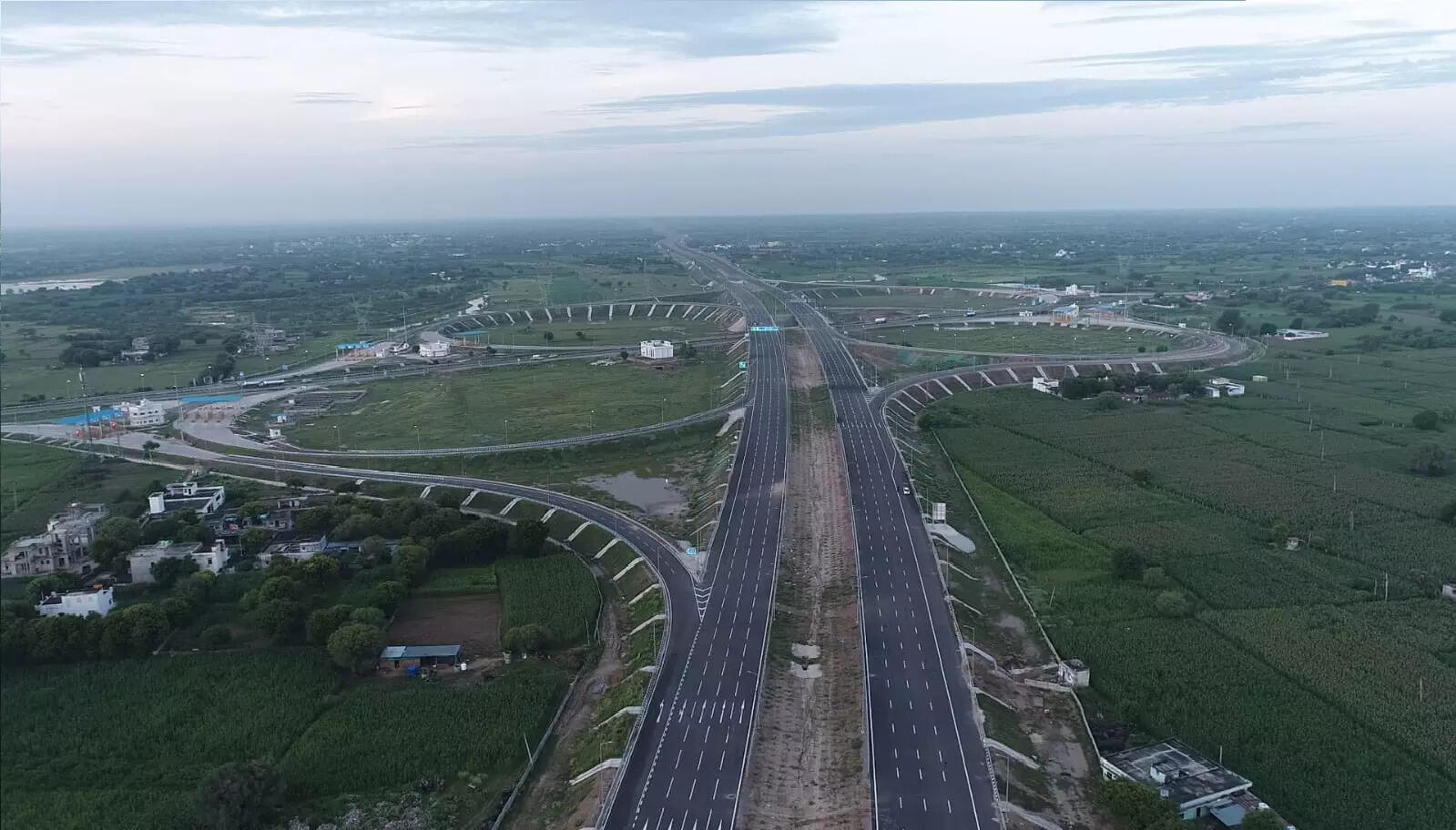 Delhi-Mumbai Expressway: Nitin Gadkari shares new set of stunning ...