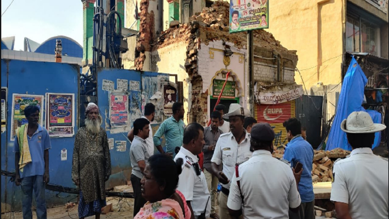 1 killed after portion of dargah collapses during demolition work in ... 1 killed after portion of dargah collapses during demolition work in ...