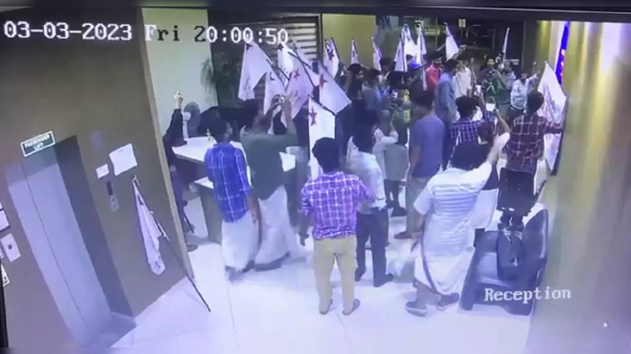 VIDEO: Over 30 SFI activists barge into news channel office in Kerala ...