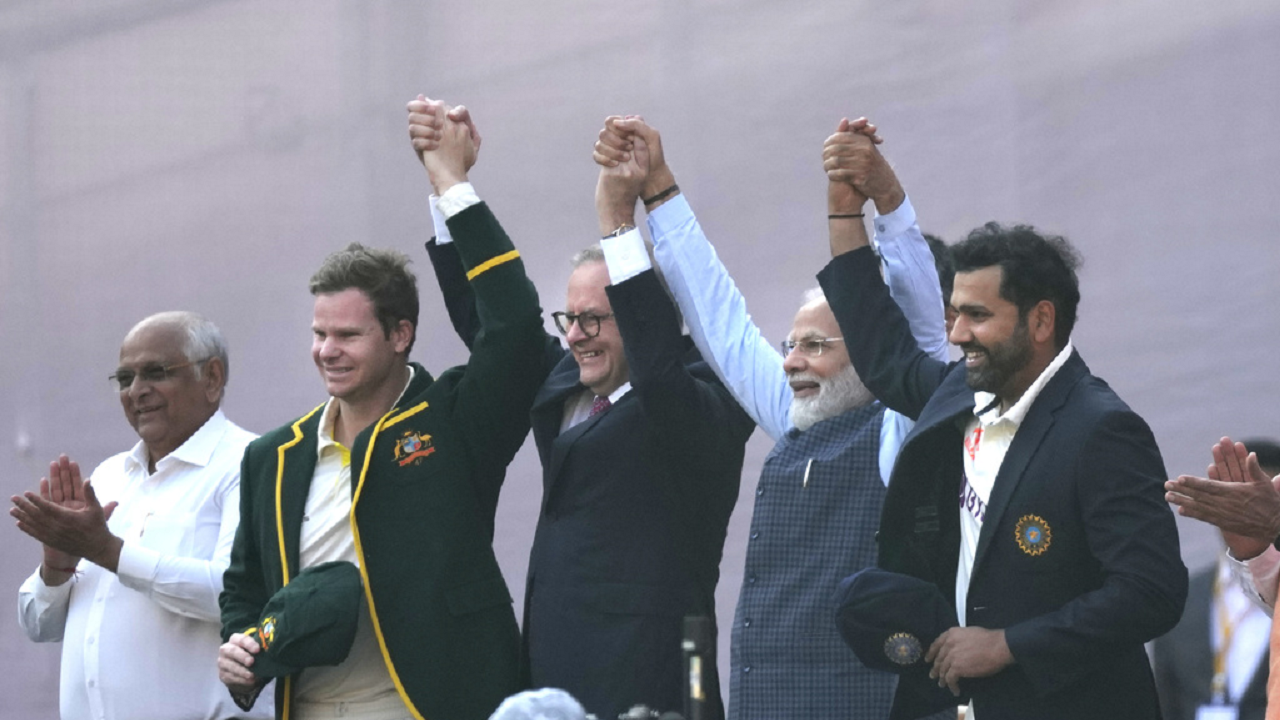 PM Narendra Modi presents a special cap to captain Rohit Sharma, raises ...