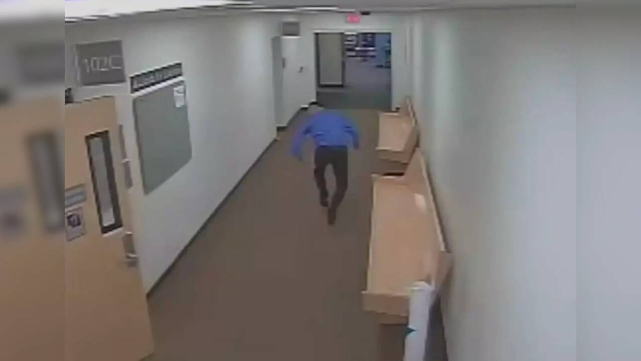 On camera: Criminal sprints out of courtroom after cop removes ...