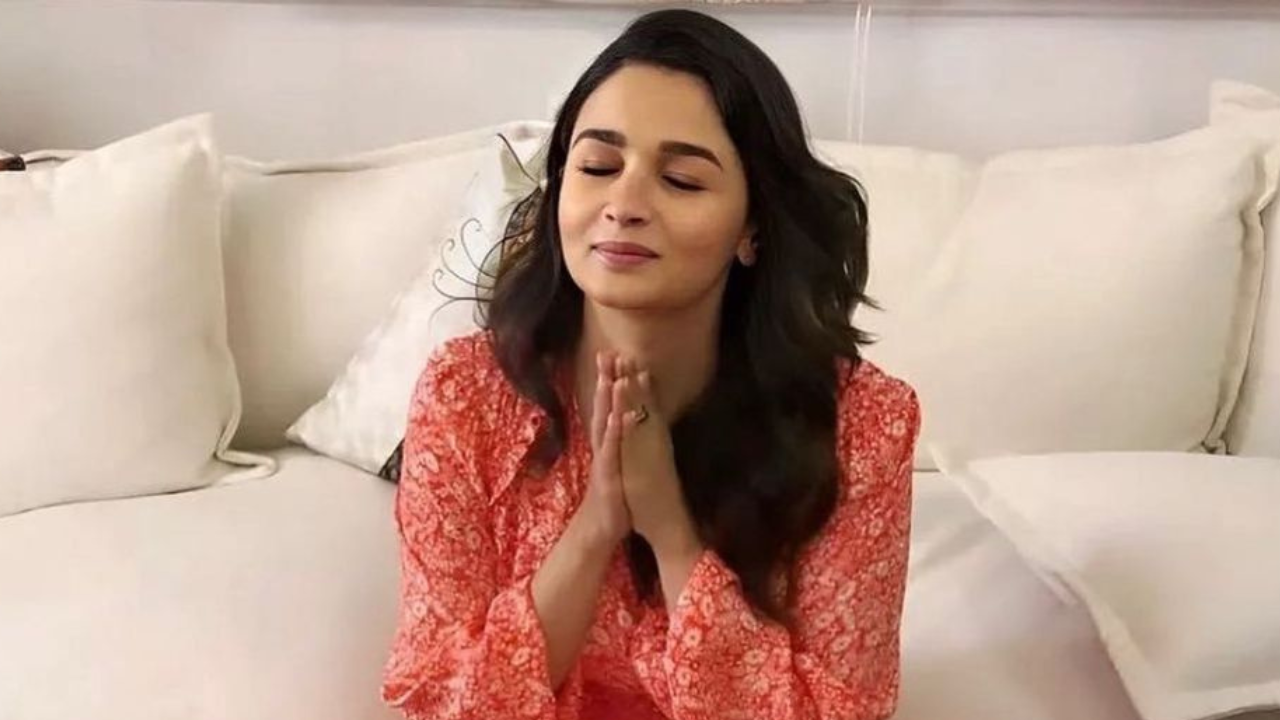 Alia Bhatt makes a wish with folded hands before cutting her 30th ...