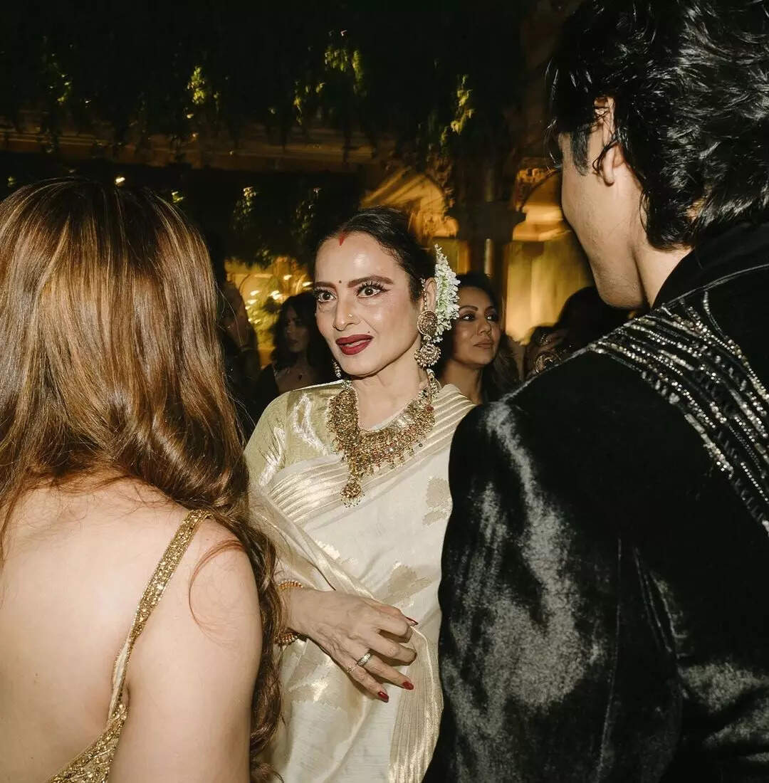 Shah Rukh Khan's tight hug, Rekha and Jackie Shroff in UNSEEN PICS from Alanna Panday's wedding ...