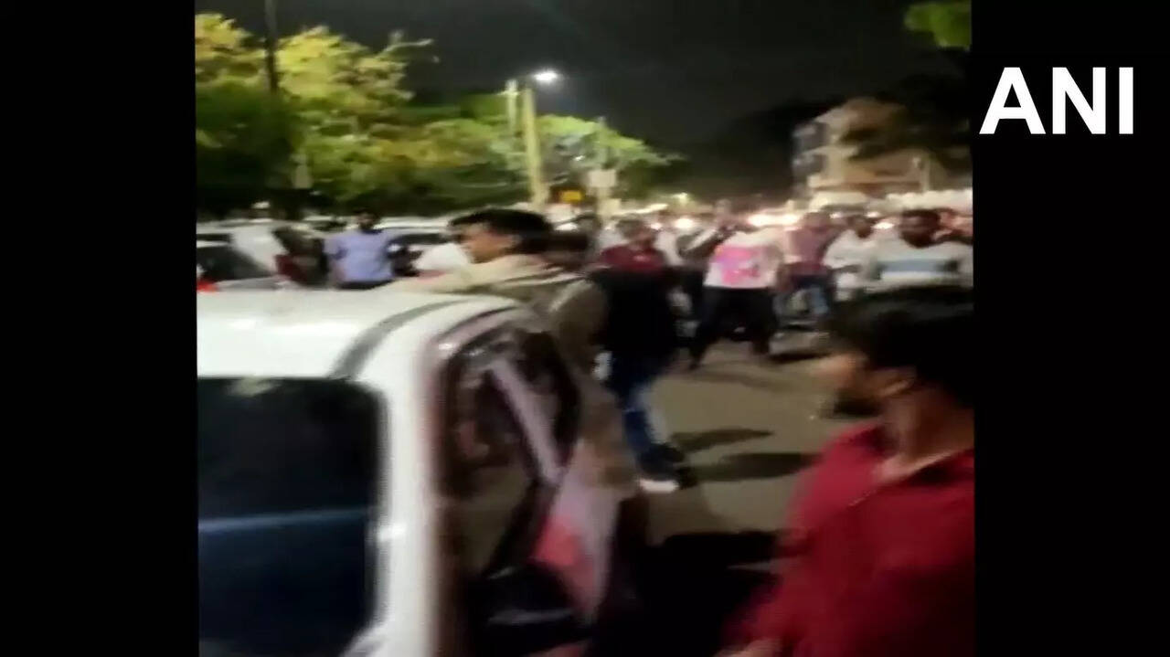 Viral Video: Scruffle between police and some people in Delhi's Indira ...
