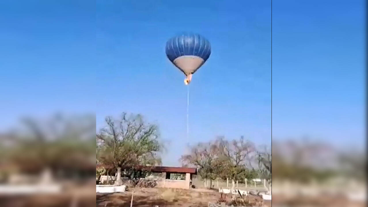Hot air balloon catches fire mid-air in Mexico, passengers jump off; 2 ...