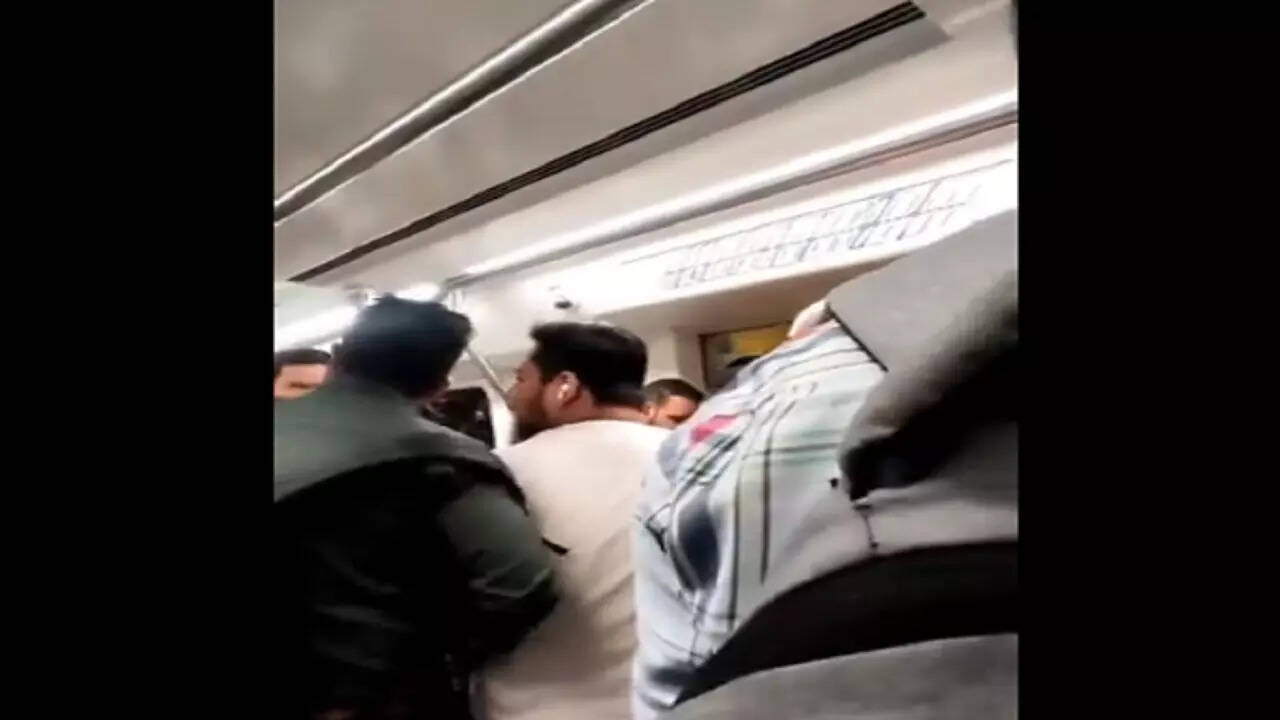 Metro Kalesh Men Get Into Ugly Fight Inside Delhi Metro Over Seat