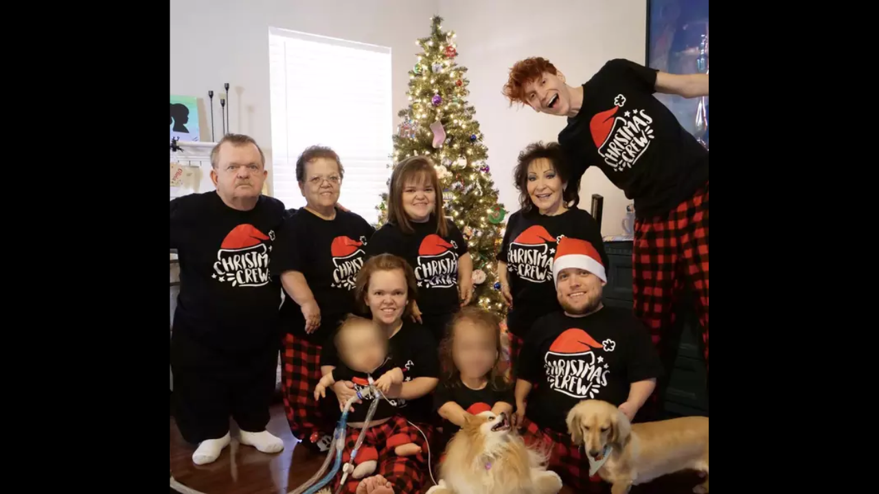 6-Foot-Tall Man Shares What It's Like To Grow Up In A Family Of Dwarfs ...