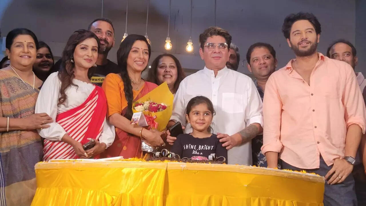 Anupamaa's Rupali Ganguly Celebrates Her Birthday On Sets With Gaurav ...