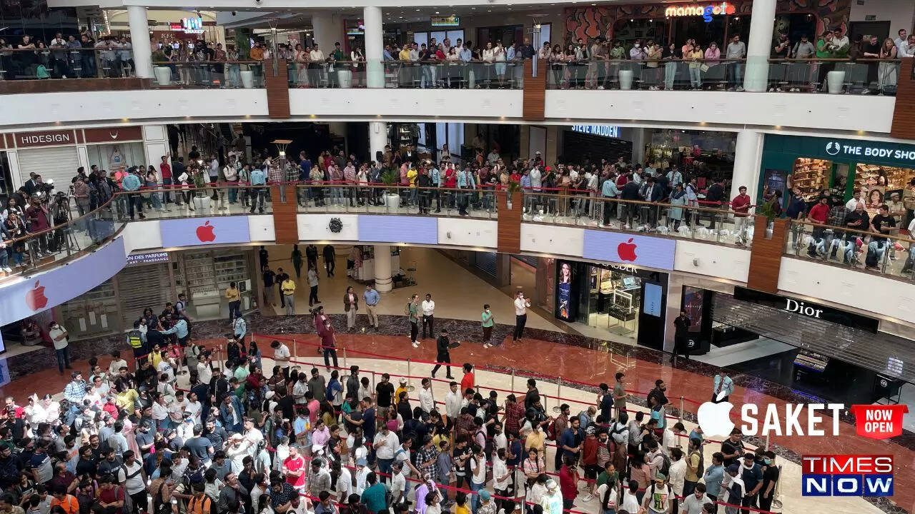 Apple Saket Store Now Open For Customers in Delhi, Tim Cook Greets ...