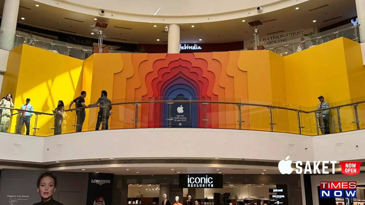 Apple Saket Store Now Open For Customers in Delhi, Tim Cook Greets ...