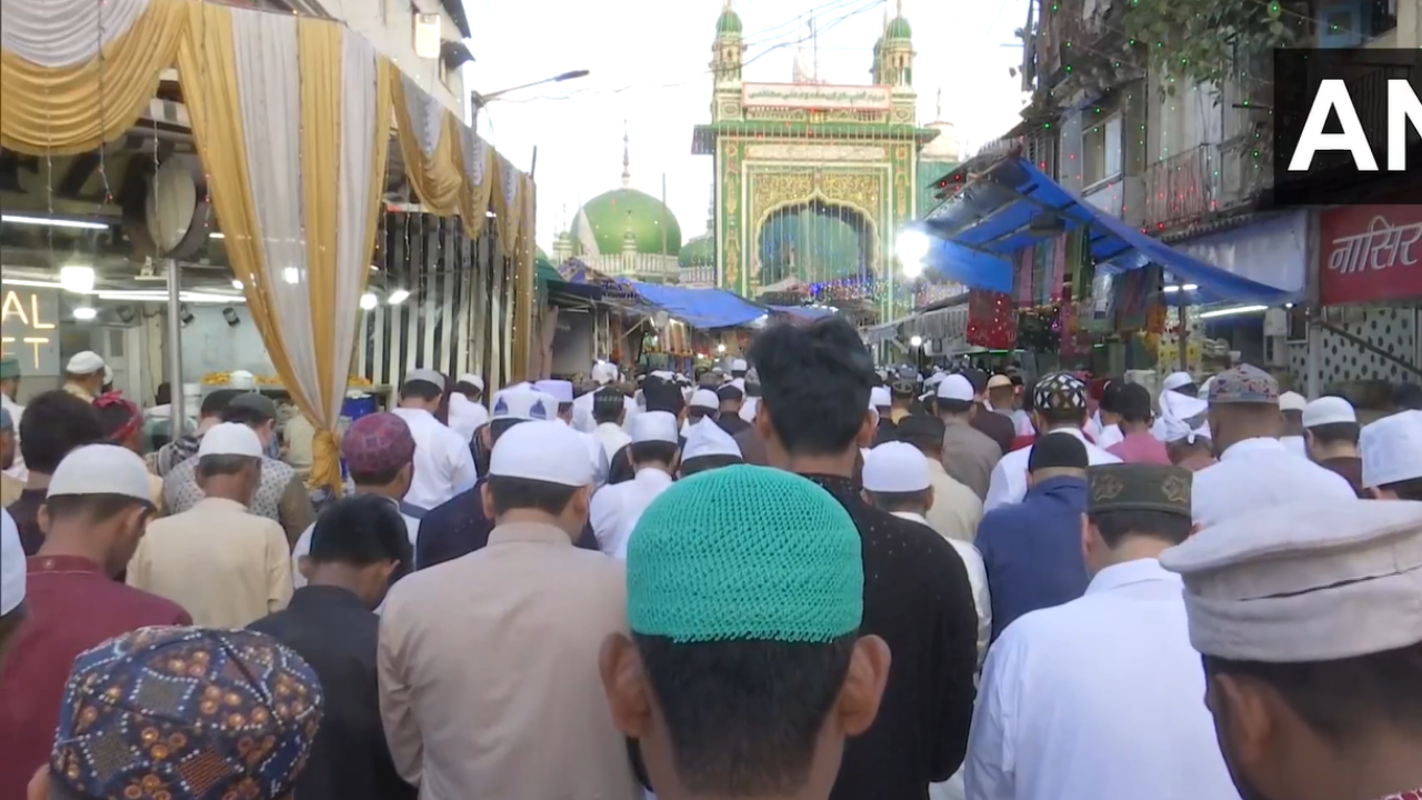 Eid Mubarak: People Offer Namaz, Hug Each Other in Delhi, Mumbai and ...