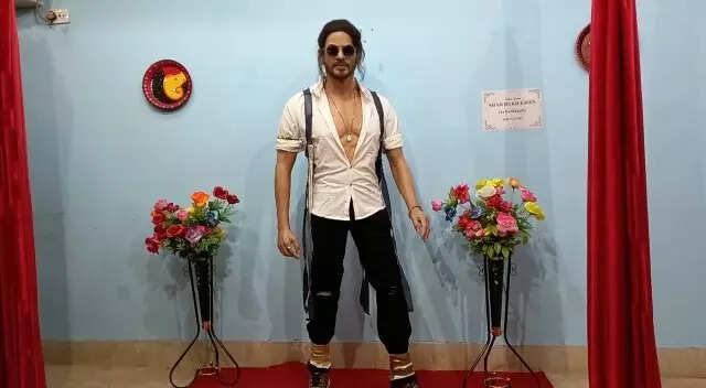 Asansol Artist Unveils Shah Rukh Khan's Wax Statue In Pathaan Avatar ...