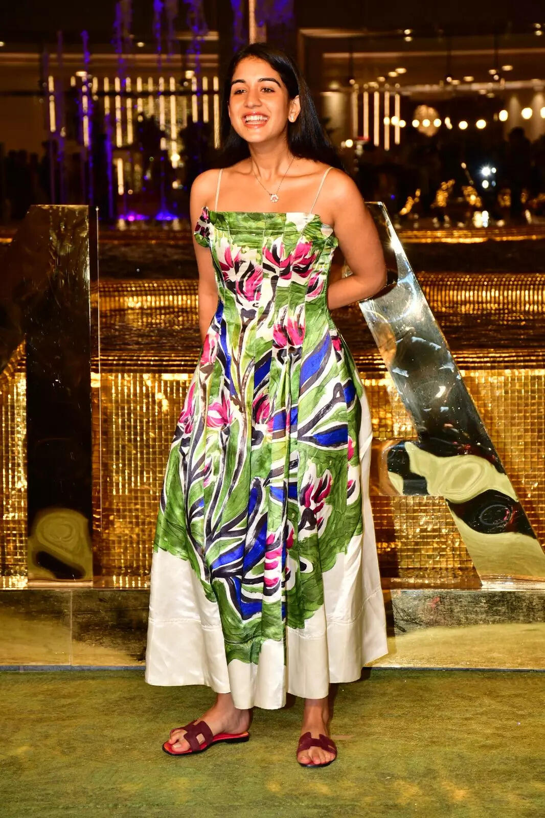 Ambani Hone-Wali-Bahu Radhika Merchant Looks Absolutely Stylish In Rs ...