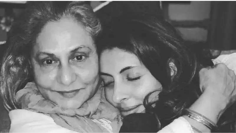 Shweta Bachchans candid pic at Lake Como delights Jaya Bachchan, Navya ...