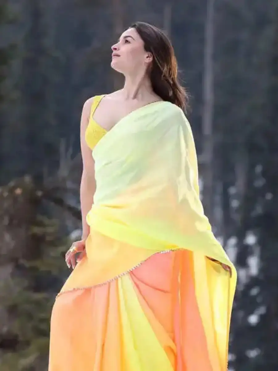 10 Hindi songs with beautiful saree looks!