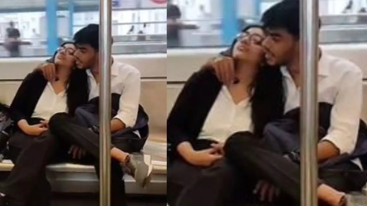 Delhi Metro Couple Video | Couple Sitting Affectionately On Delhi Metro ...