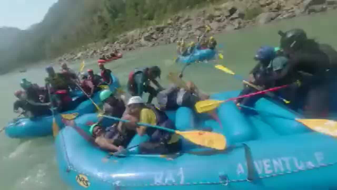 Rishikesh River Rafting Fight: Rafters Hit One Another With Paddles on ...