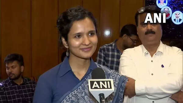UPSC IAS Topper 2021 Shruti Sharma, JNU Alumnus Secured AIR 1 in Civil ...