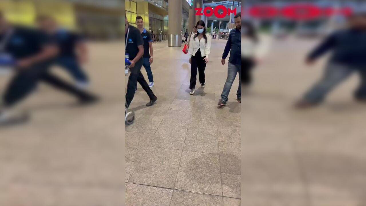 Nysaa Devgn gets papped at the airport in a casual look | Viral Video