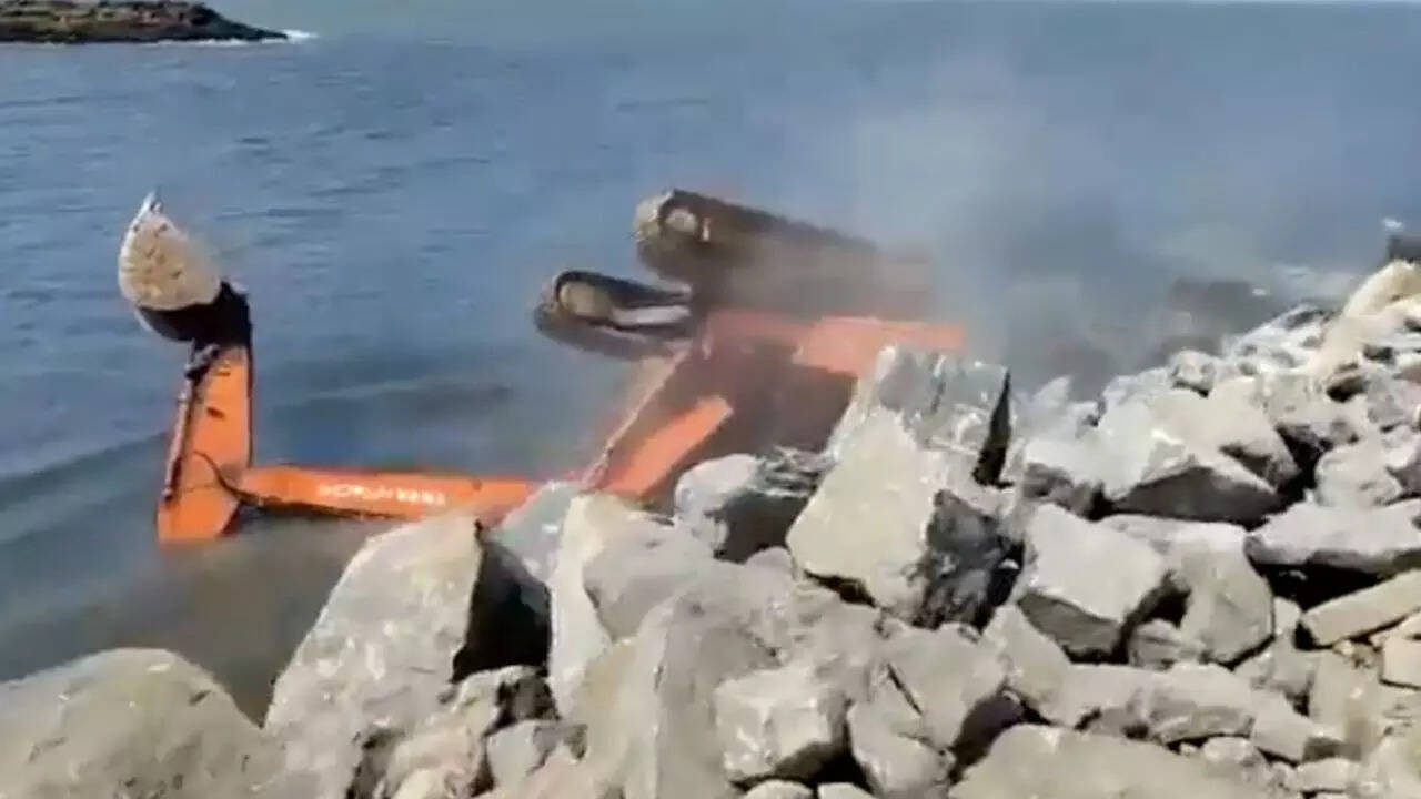 Kerala: 'JCB' Excavator Falls into Sea During Construction | Viral ...