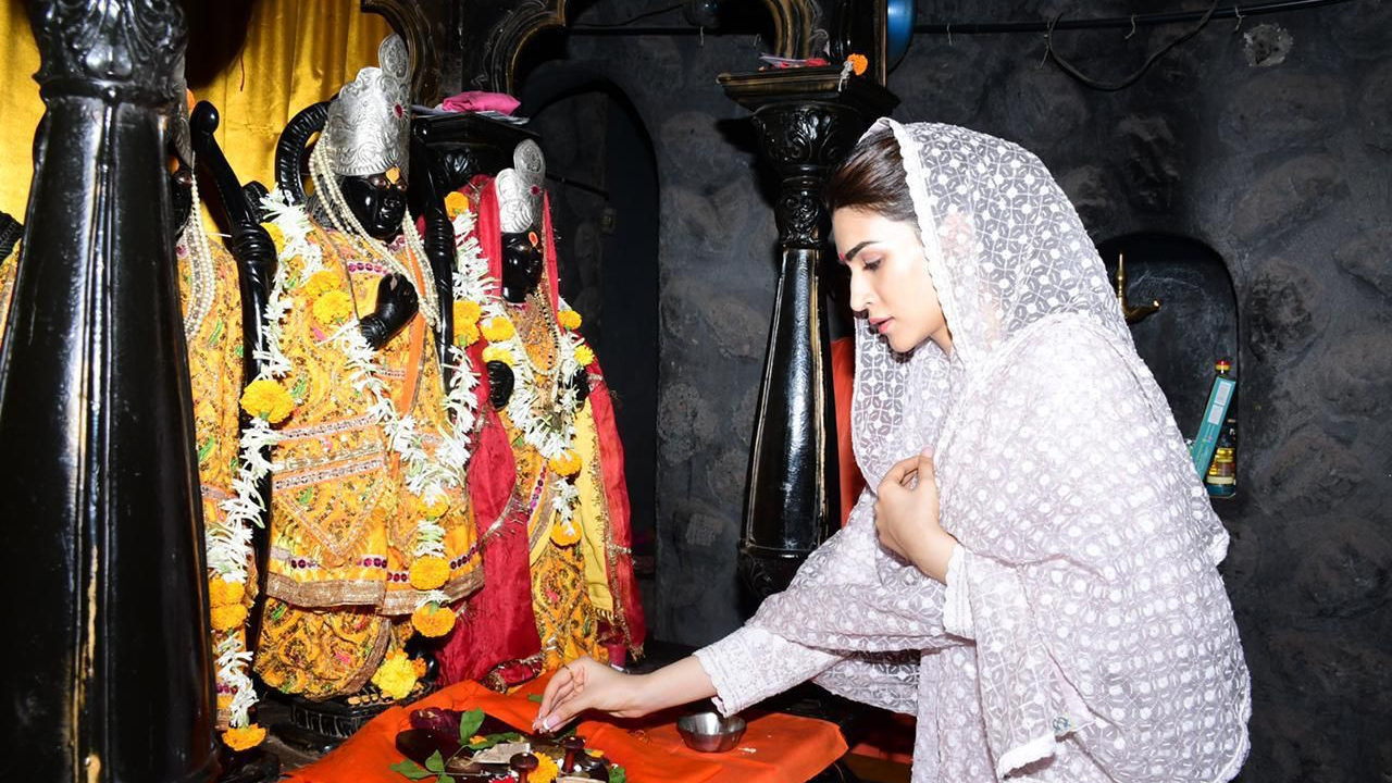 Kriti Sanon Seeks Blessings At Sita Gufa And Kalaram Mandir After ...