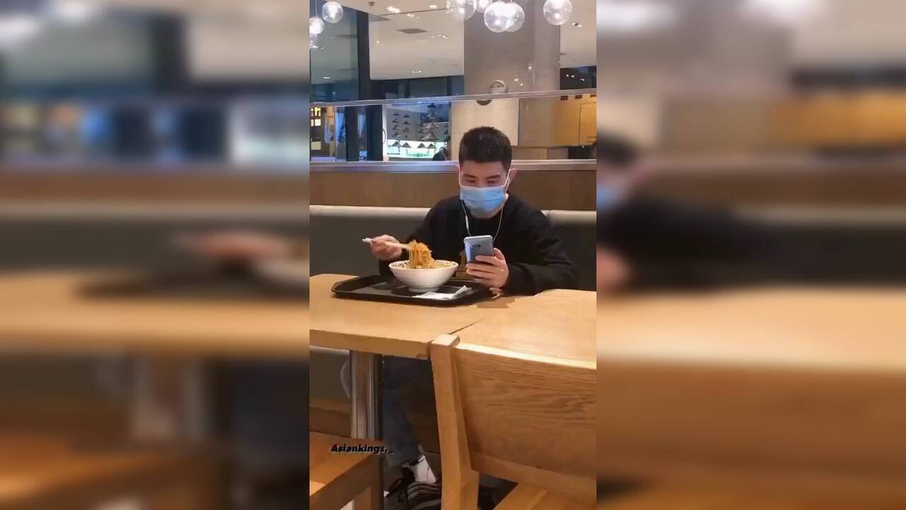 Man Eats Noodles With His Face Mask On, His Reaction Will Leave You In Splits - Viral Video ...