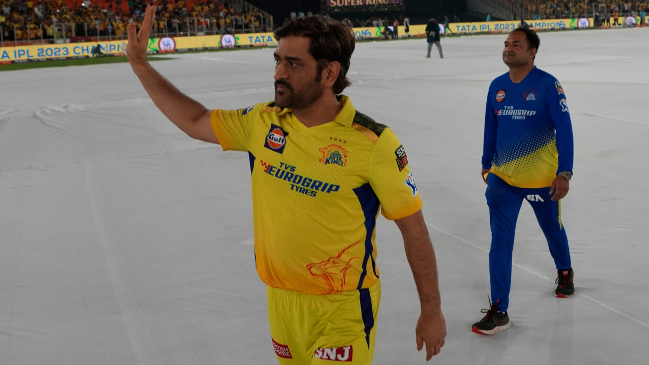 Unseen Footage! MS Dhoni Straps Injured Knee Heavily Before Coming Out ...