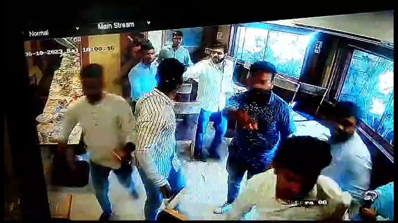 VIDEO: BJP Youth Leader Brutally Thrashed By Party Workers During Lunch ...