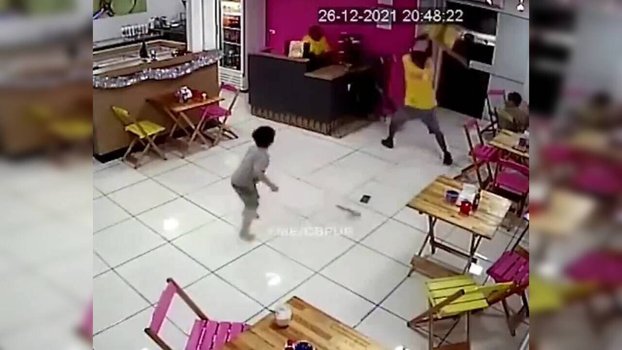 Man Trying To Rob Restaurant Gets A Pro-Wrestling Style Clobbering From ...