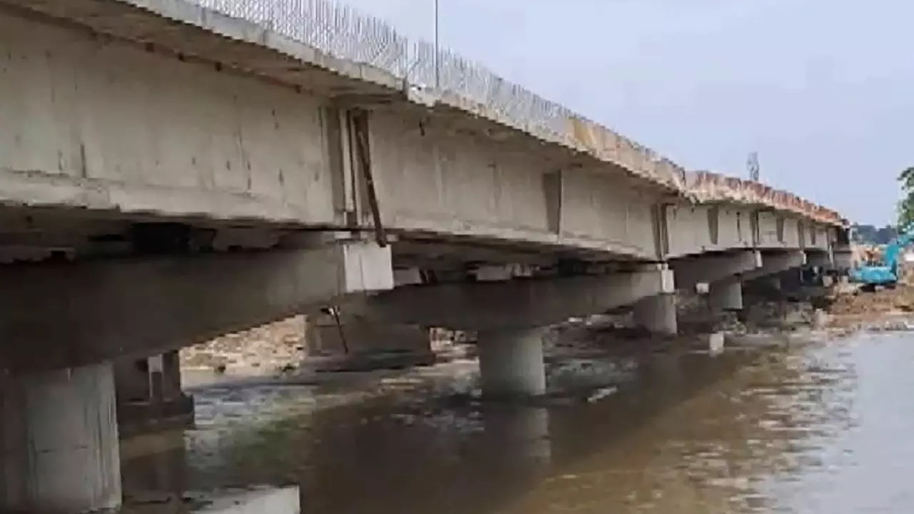 Bihar: Pillar Of Under-Construction Bridge Caves In On Mechi River In ...